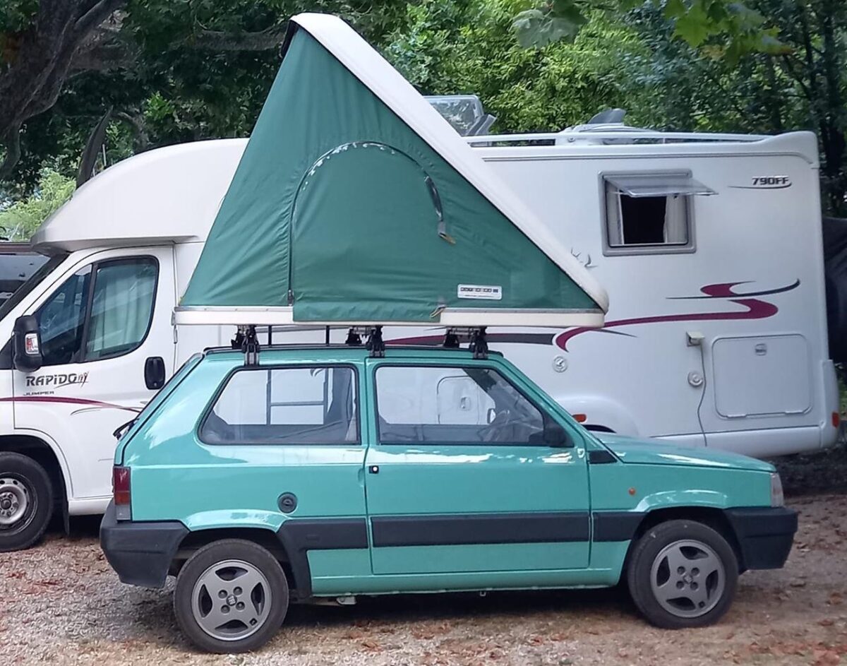 Fiat Panda trasformata in un mini camper con tanto di tenda [FOTO]