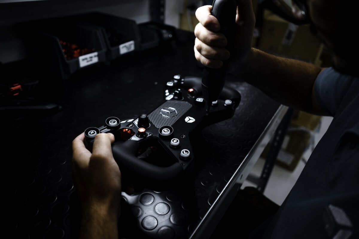 Mercedes realizza con Cube Controls un volante da gaming