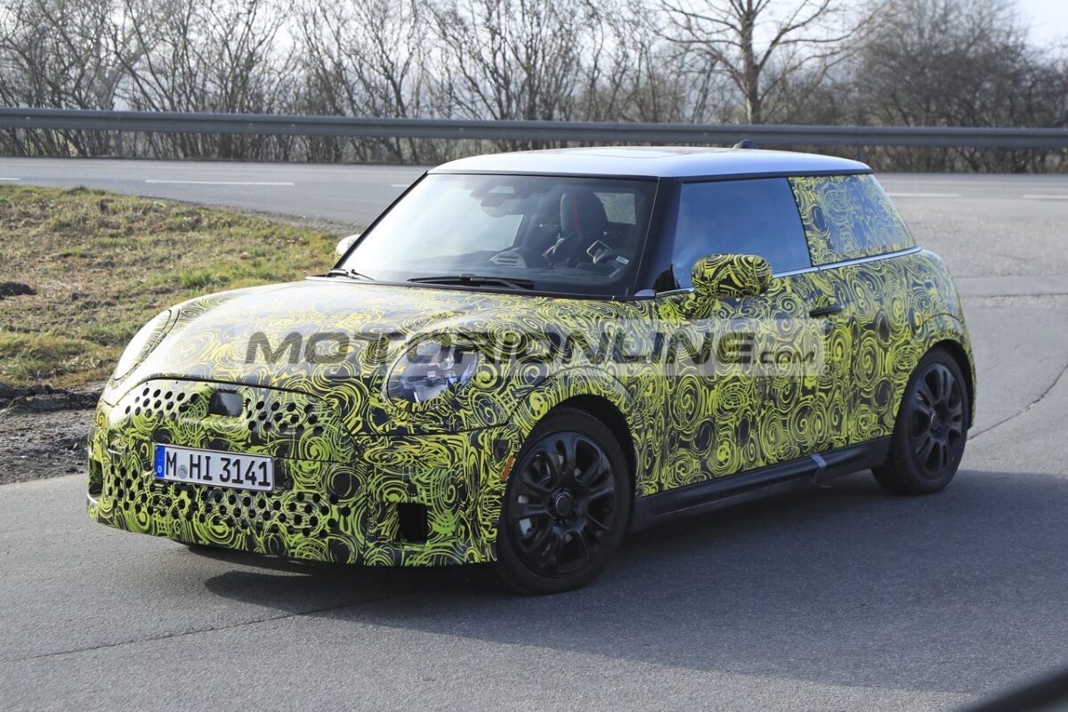 Mini Cooper 2024: l’ultimo restyling della versione termica [FOTO SPIA]