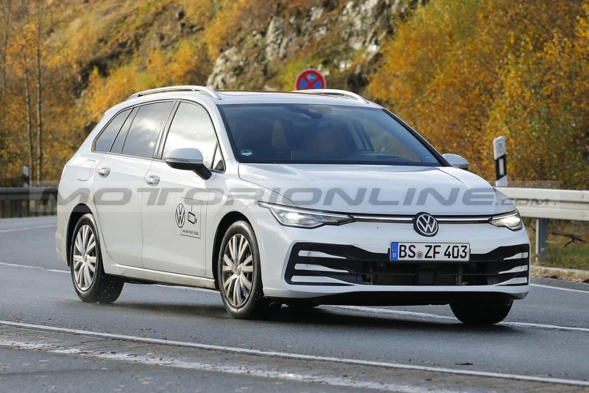 Volkswagen Golf Variant 2024: primo avvistamento del nuovo restyling ...