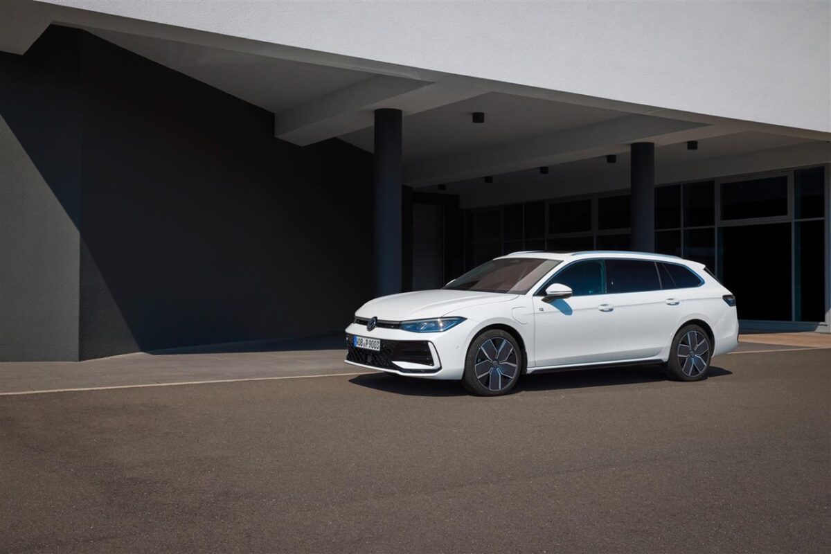 Nuova Volkswagen Passat eHybrid 2024: al via gli ordini in Italia per ...