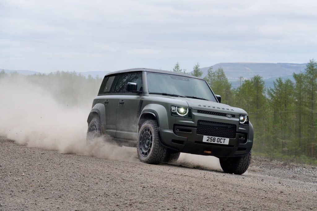 Nuova Land Rover Defender OCTA: il top di gamma più forte di sempre [FOTO]