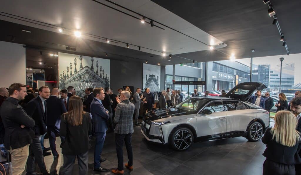 DS N°8: aperti gli ordini in Italia per la nuova elettrica prodotta a Melfi