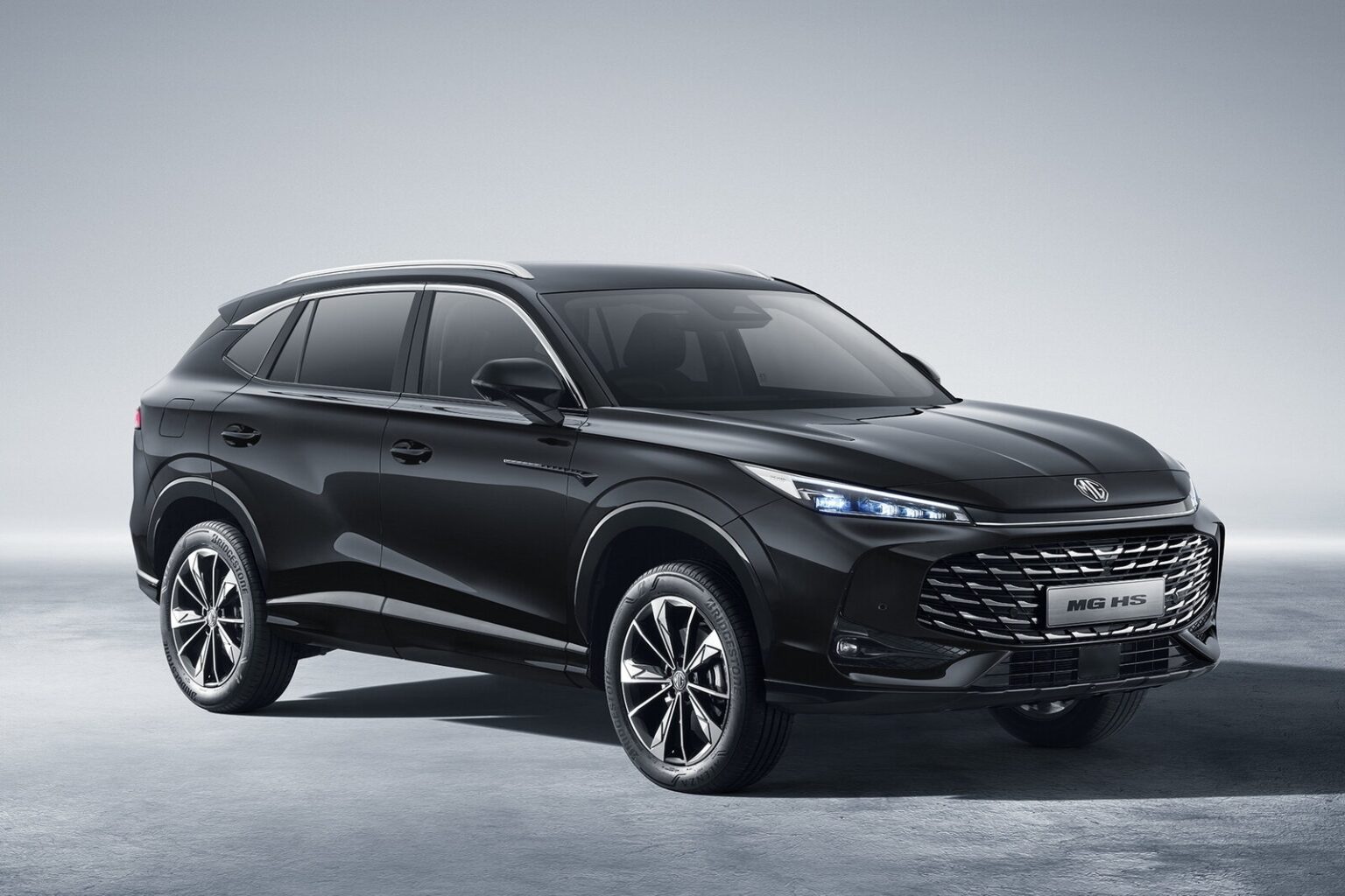 MG HS PHEV 2025: foto, prezzo, dimensioni, interni