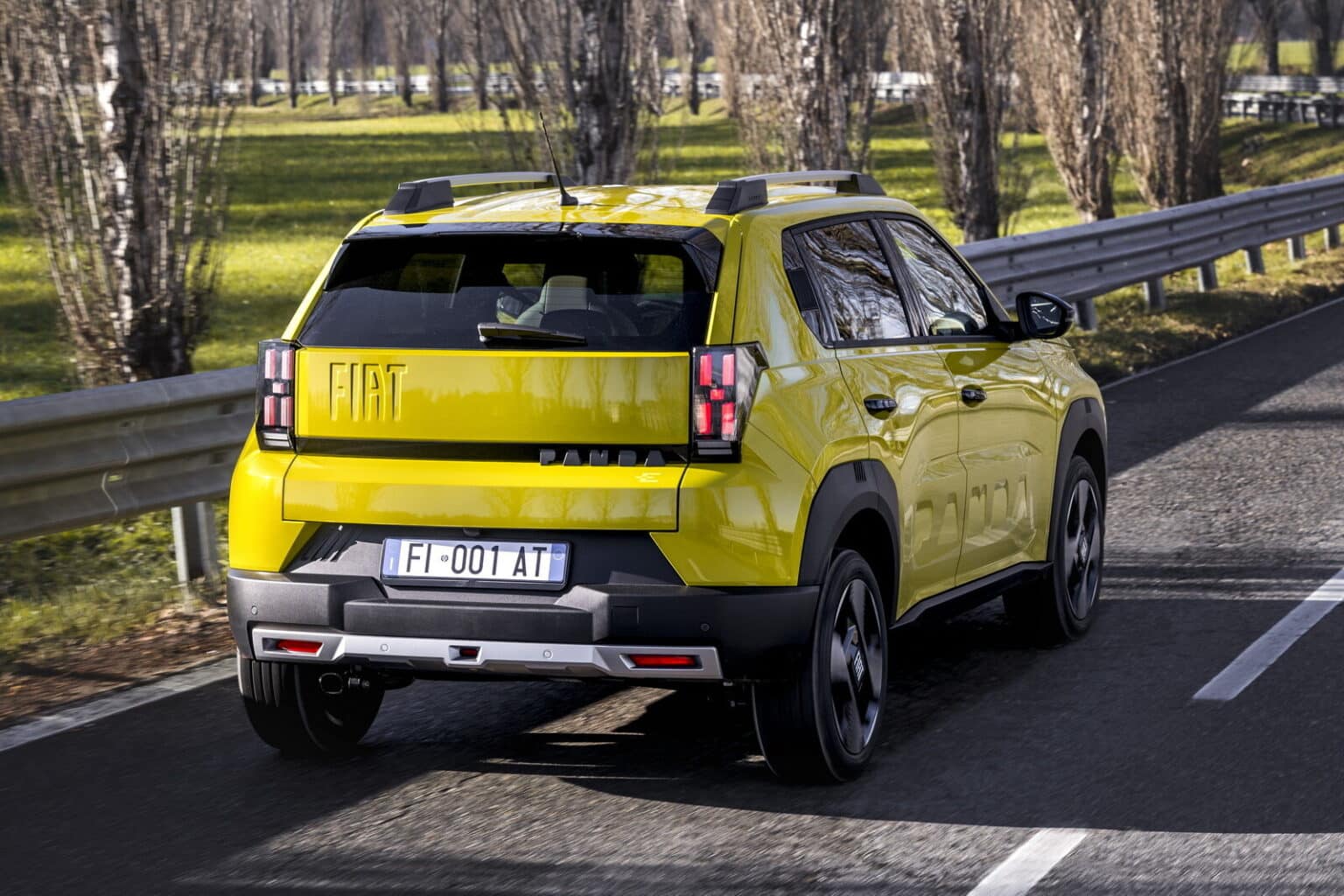Fiat Grande Panda Hybrid 2025: prezzo, foto, dimensioni, interni