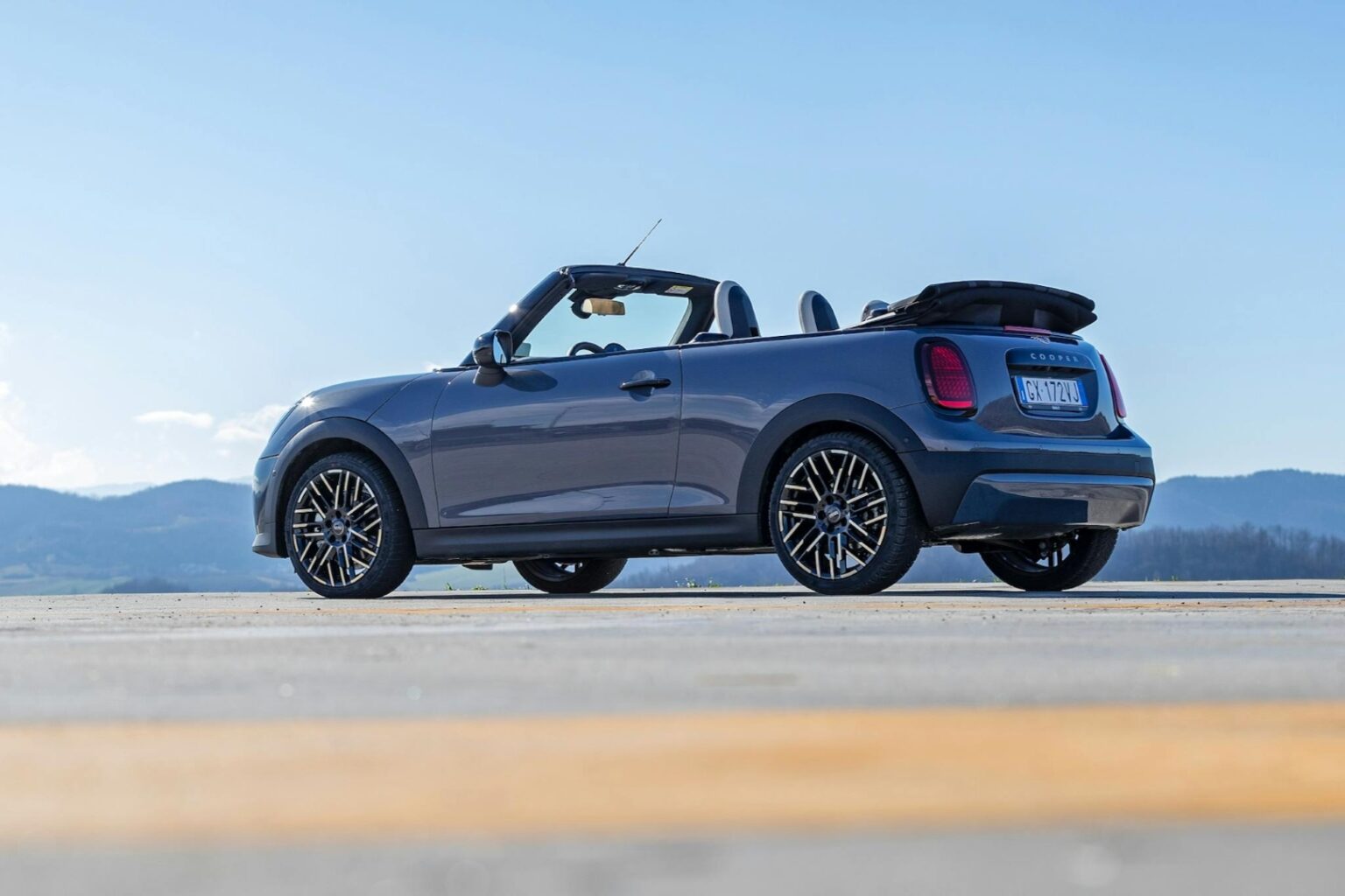 Nuova Mini Cooper Cabrio 2025: design rinnovato, tanta tecnologia e la ...