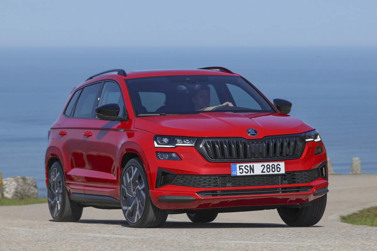 Skoda Karoq 2025: prezzo, foto, dimensioni, interni