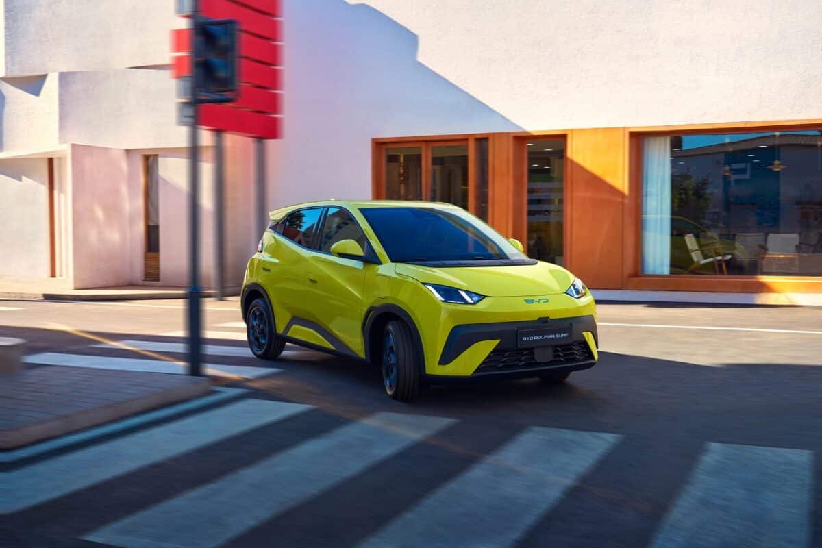BYD presenta in Italia la nuova Dolphin Surf con uno spot sorprendente