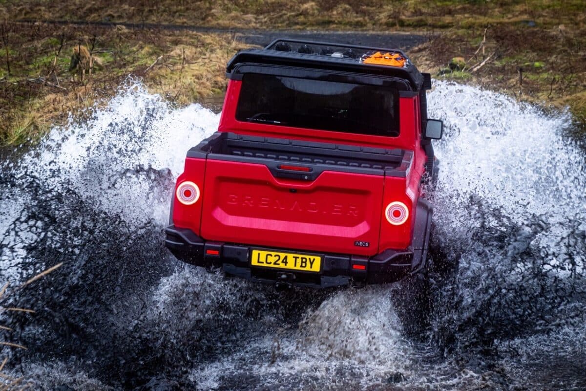 Ineos Grenadier: arriva la versione con assali a portale Letech [FOTO]