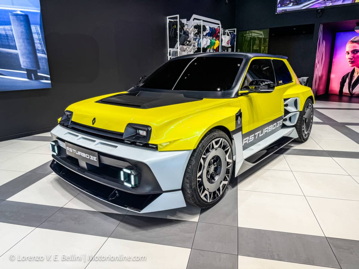 Renault R5 Turbo 3E 2025 in mostra a Milano per tutto il weekend [FOTO ...