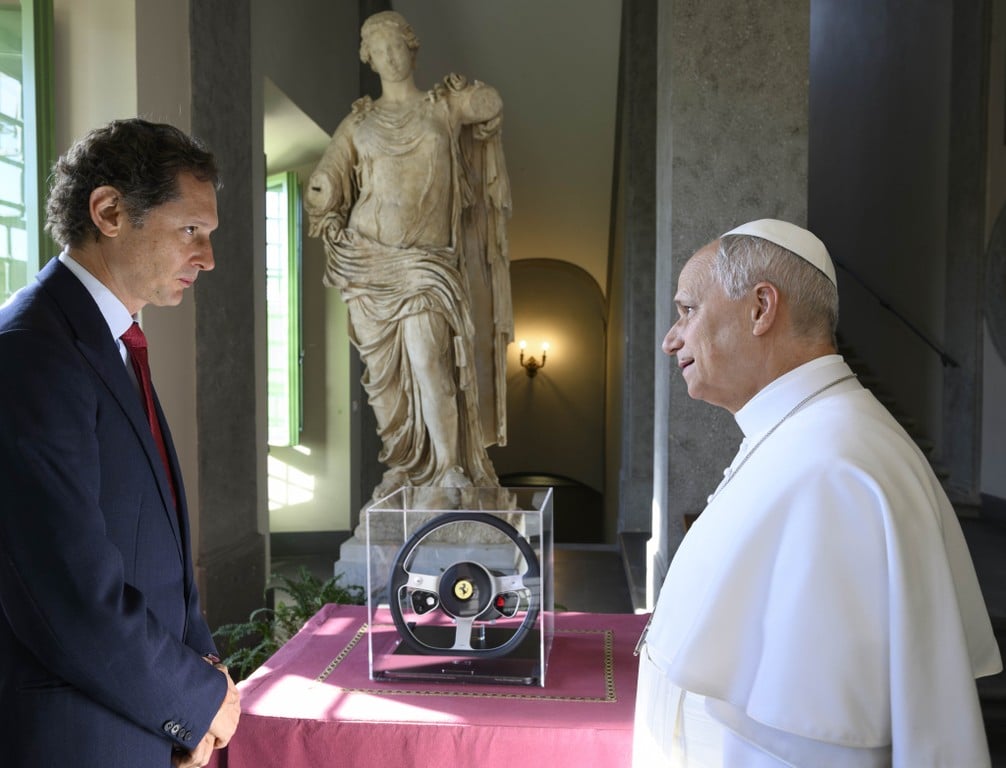 Ferrari Luce dal Papa: Leone XIV sale sulla prima Ferrari elettrica